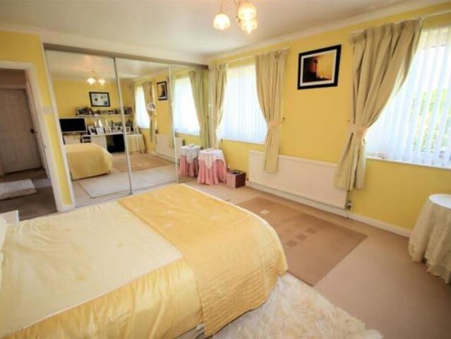 4 bedroom detached house for sale in Blandford Avenue, Luton, LU2