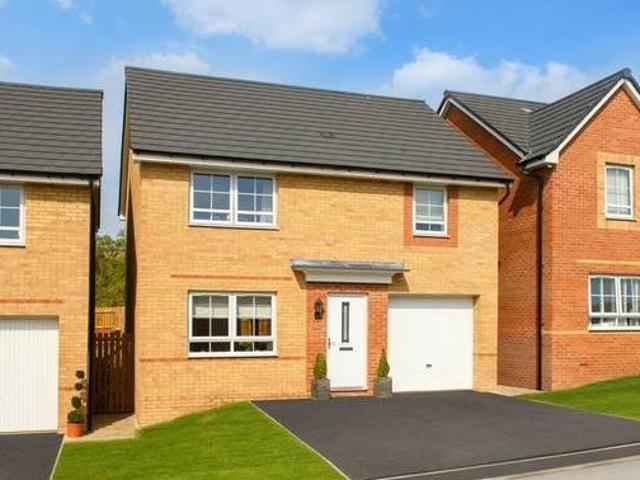 4 bedroom detached house for sale in Bruntcliffe Road Morley LS27 LS27