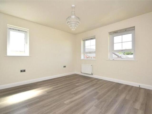 4 bedroom detached house for sale in Bradfield Avenue, Morley, Leeds, West Yorkshire, LS27