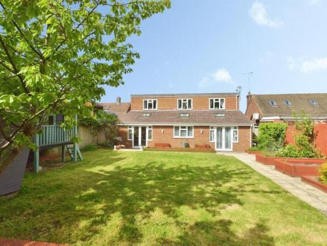 5 bedroom detached house for sale in Bradwell Road, Loughton, Milton Keynes, MK5