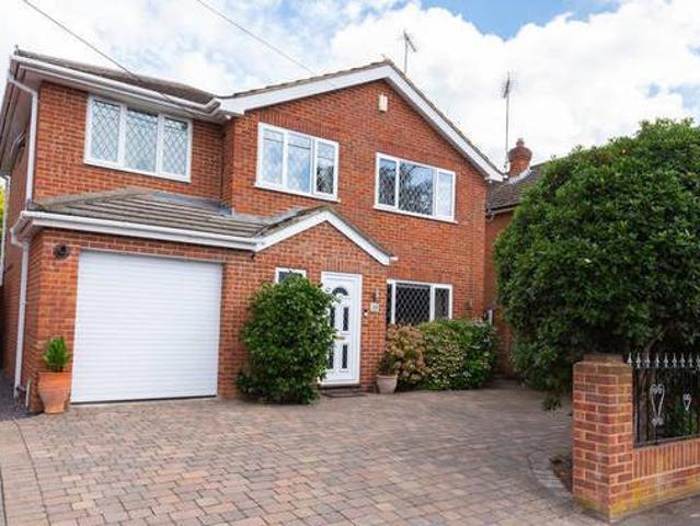 4 bedroom detached house for sale in Brinns Lane Blackwater GU17
