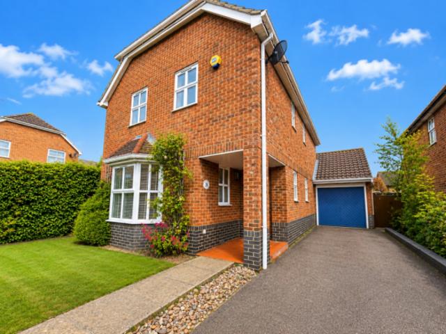 4 bedroom detached house for sale in Broadacres, Luton, Bedfordshire, LU2 7YF, LU2