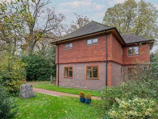 4 bedroom detached house for sale in Brookview Copthorne West Sussex RH10