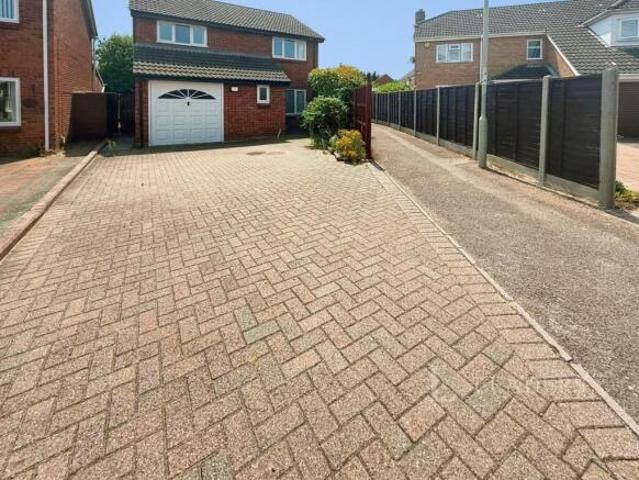 4 bedroom detached house for sale in Buckfast Avenue, Bedford, Bedfordshire, MK41