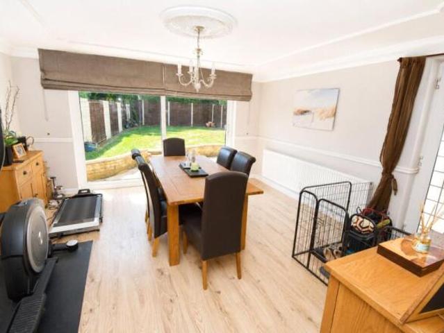 4 bedroom detached house for sale in Burford Close, Luton, Bedfordshire, LU3