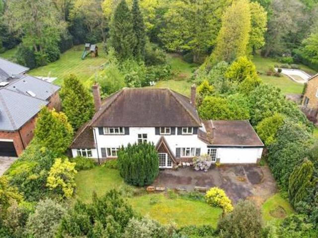4 Bedroom Detached House For Sale In Burwood Park, Walton on thames