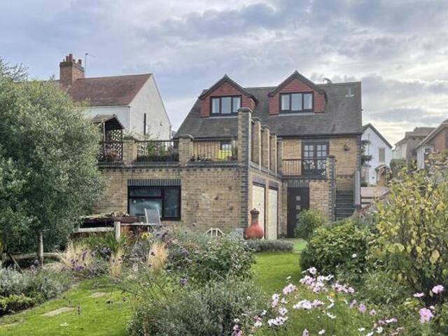 4 Bedroom Detached House For Sale In Burton on trent
