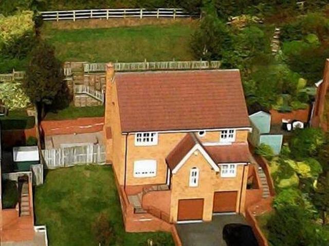 4 Bedroom Detached House For Sale In Burton on trent