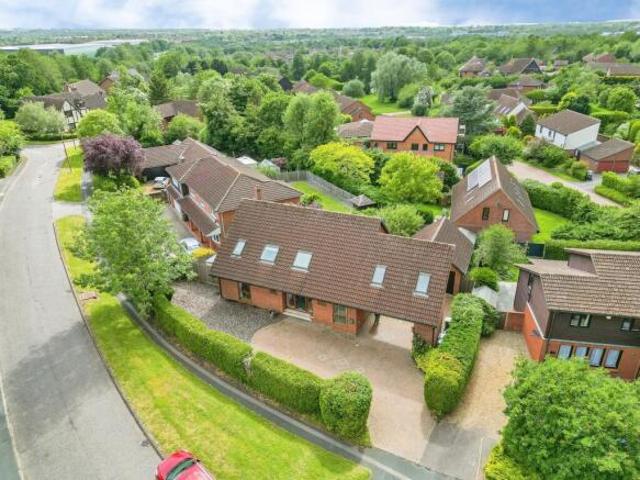 4 bedroom detached house for sale in Gibsons Green, Milton Keynes, MK13