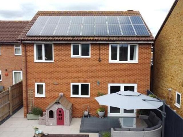 4 bedroom detached house for sale in Gifford Road, Stratton, Swindon, SN3
