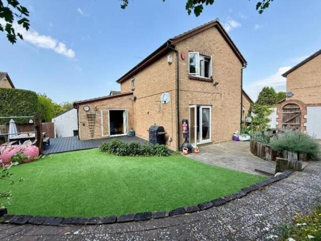 4 bedroom detached house for sale in Glenfield Road, Luton, LU3