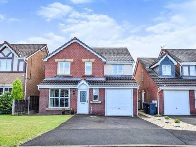 4 bedroom detached house for sale in Glenwood Close Radcliffe M26