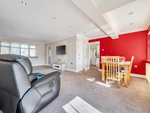4 bedroom detached house for sale in Grovebury Close, Erith, DA8
