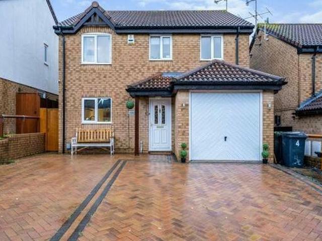 4 bedroom detached house for sale in Dalton Close Luton LU3