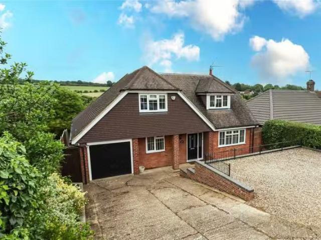 4 bedroom detached house for sale in Dammersey Close, Markyate.
