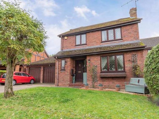 4 bedroom detached house for sale in Driftway Road Hook Hampshire RG27