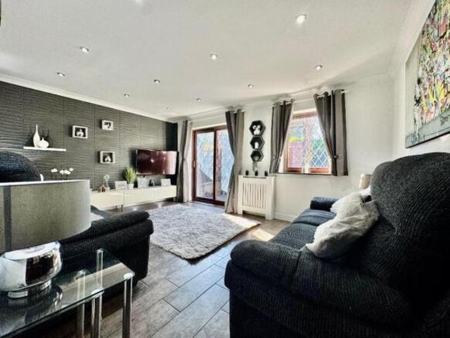 4 bedroom detached house for sale in Emmer Green, Luton, LU2