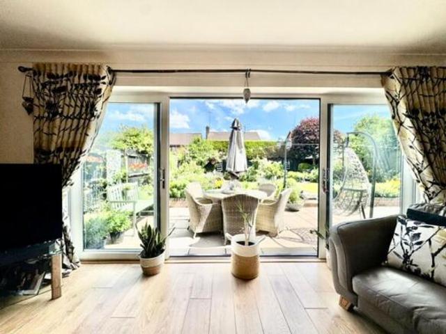 4 bedroom detached house for sale in Emmer Green, Luton, LU2
