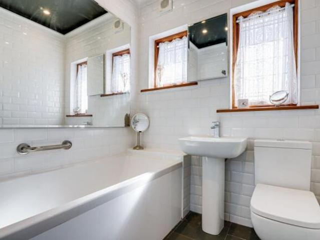 4 bedroom detached house for sale in Edwards Lane, Nottingham, NG5