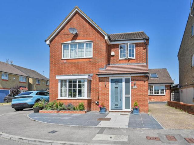 4 bedroom detached house for sale in Edson Close, Watford, Leavesden, WD25