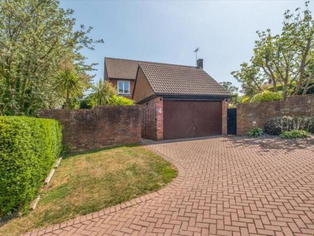 4 bedroom detached house for sale in Egdean Walk, Sevenoaks, Kent TN13