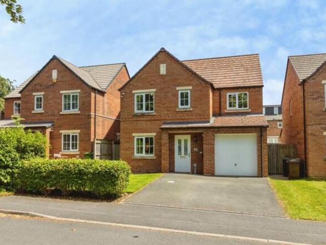 4 bedroom detached house for sale in Elm Drive, LEEDS, LS14