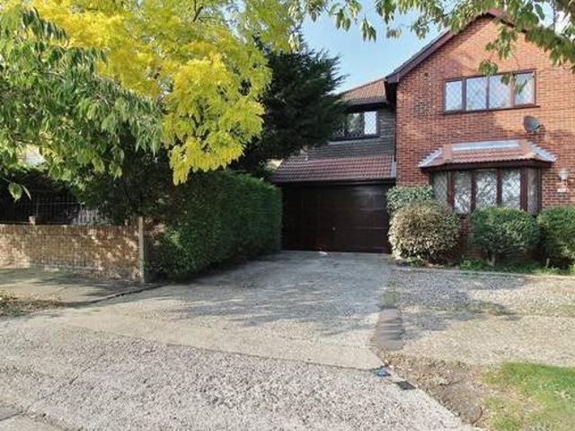 4 bedroom detached house for sale in Elmhurst Avenue South Benfleet SS7