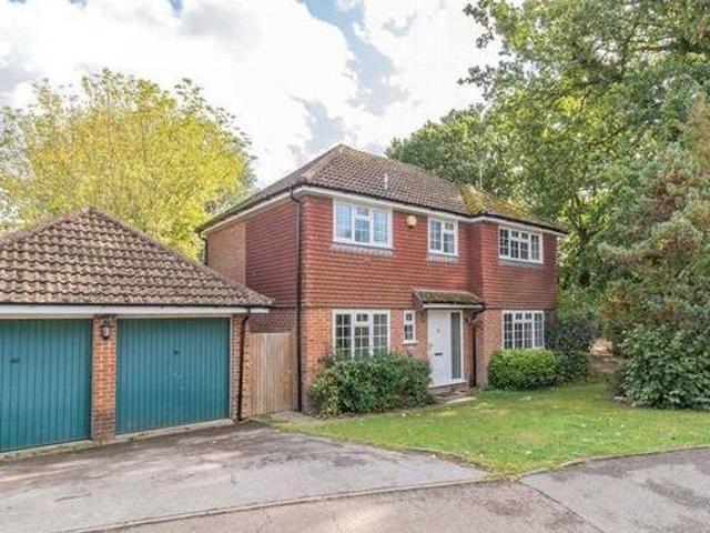 4 bedroom detached house for sale in Four Acre Coppice Hook RG27