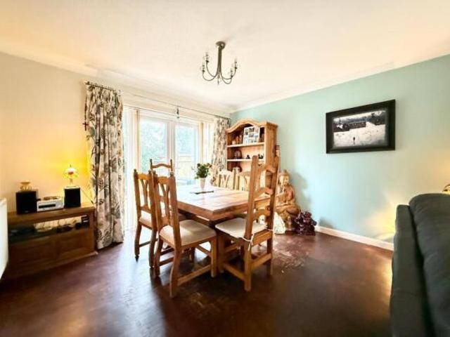 4 bedroom detached house for sale in Foxbury Close, Luton, LU2