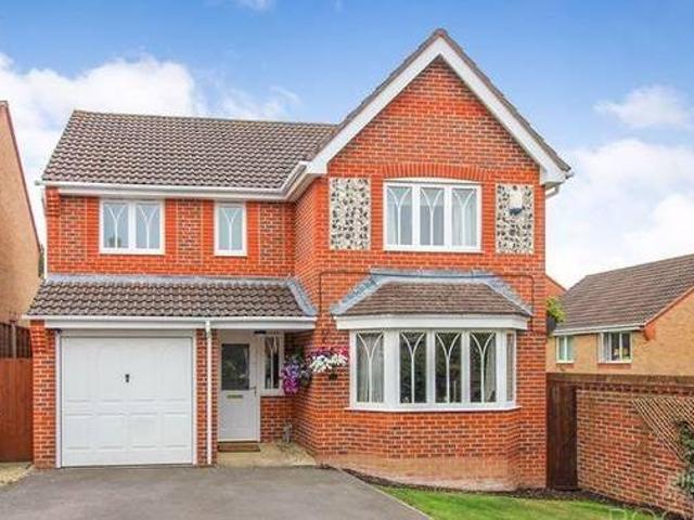 4 bedroom detached house for sale in Foxglove Way Thatcham RG18