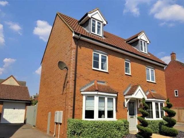 4 bedroom detached house for sale in Foxholes Close Deanshanger Milton Keynes MK19
