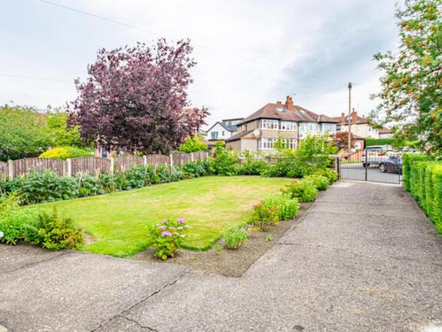 4 bedroom detached house for sale in Falkland Gardens, Moortown, LS17