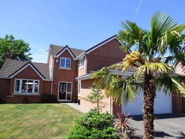 4 bedroom detached house for sale in Farcroft Close St Johns Wood Offerton Stockport SK2 SK2