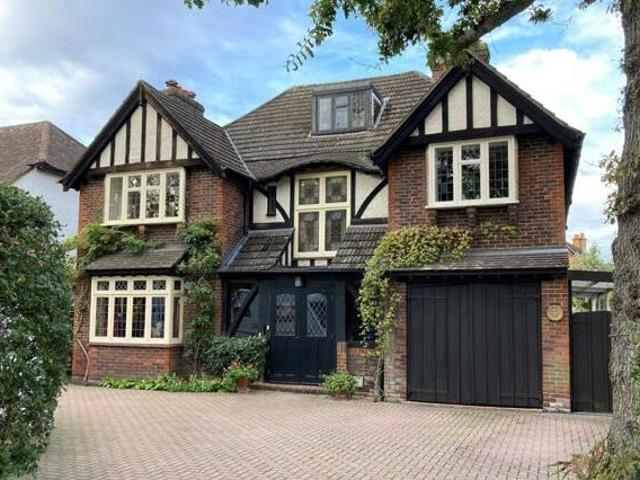 4 Bedroom Detached House For Sale In Farnborough