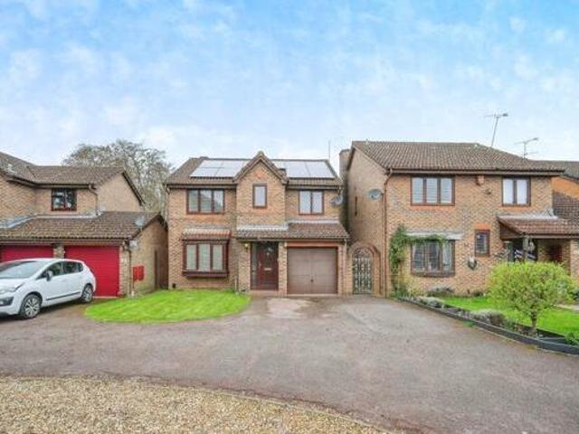 4 Bedroom Detached House For Sale In Farnborough