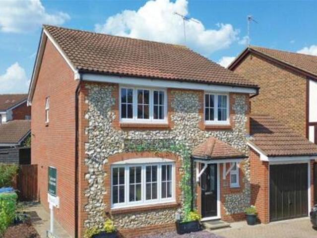 4 Bedroom Detached House For Sale In Farnborough