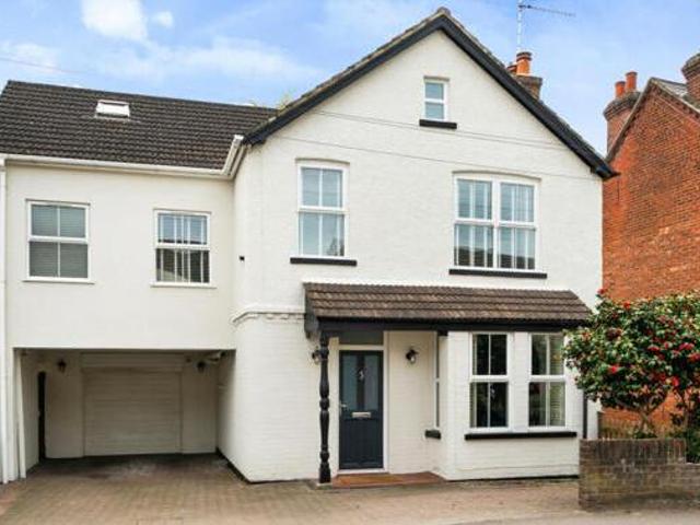 4 Bedroom Detached House For Sale In Farnborough