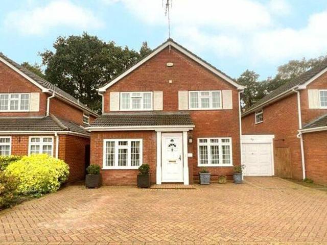 4 Bedroom Detached House For Sale In Farnborough