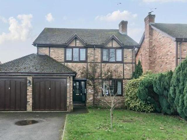 4 Bedroom Detached House For Sale In Farnborough