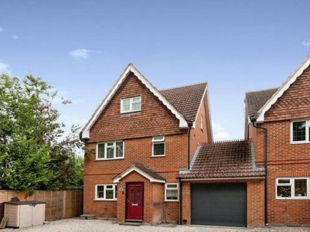 4 Bedroom Detached House For Sale In Farnborough