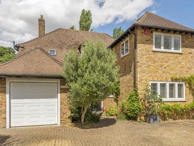 4 Bedroom Detached House For Sale In Farnham Common, Buckinghamshire