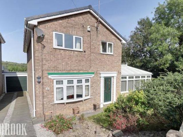 4 bedroom detached house for sale in Fern Way Sheffield S21