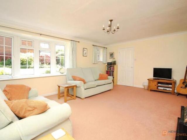 4 bedroom detached house for sale in Fitzwilliam Close, Oadby, LE2