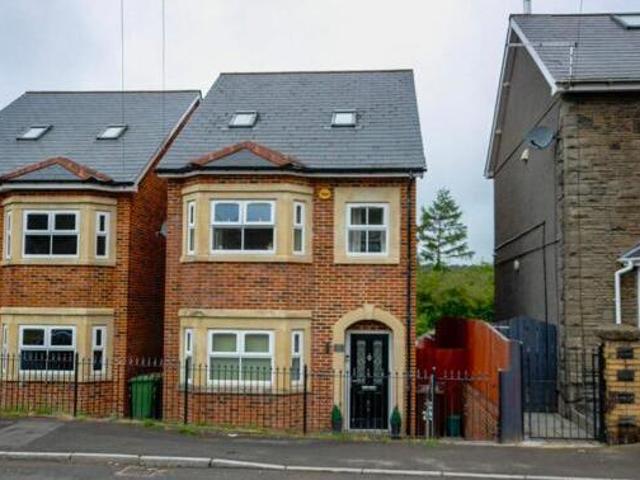 4 Bedroom Detached House For Sale In Fleur De Lis