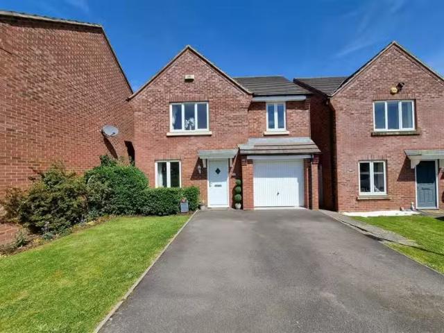 4 bedroom detached house for sale in Franklin Close, Wythall.