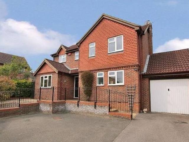 4 bedroom detached house for sale in Fuchsia Close Abington Vale Northampton NN3