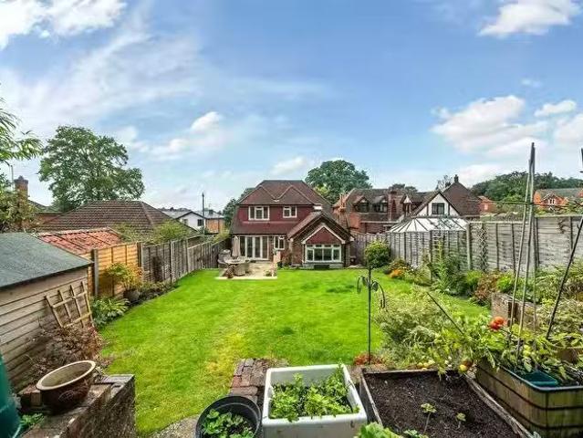 4 Bedroom Detached House For Sale In Furzehill Crescent, Crowt.