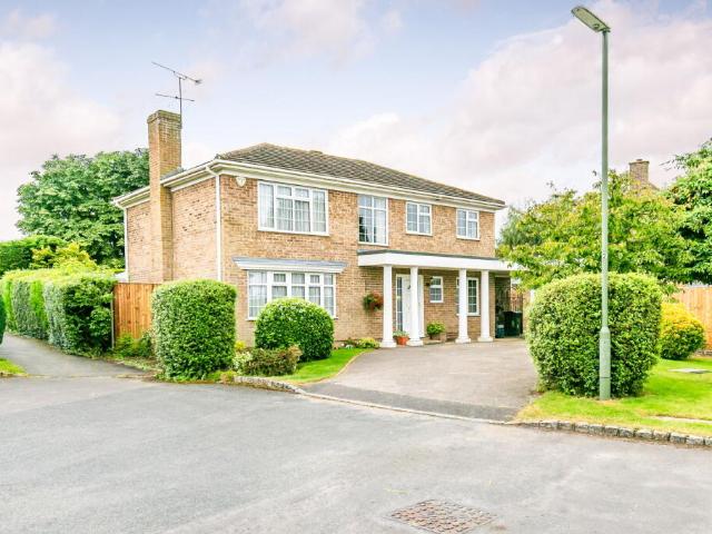 4 bedroom detached house for sale in Kestrel Close, Merrow Park, GU4