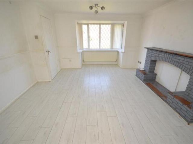 4 bedroom detached house for sale in Kilmarnock Drive, Luton, Bedfordshire, LU2