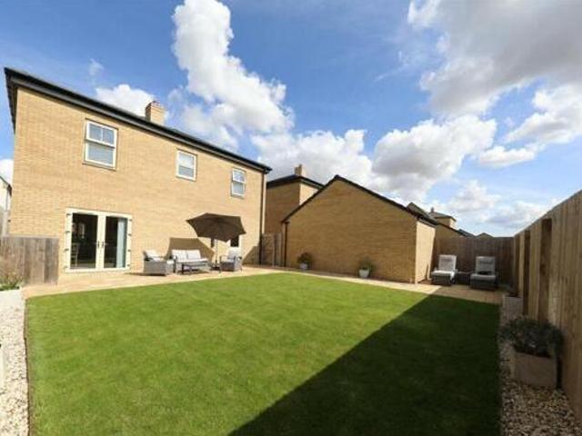4 Bedroom Detached House For Sale In Kingswood